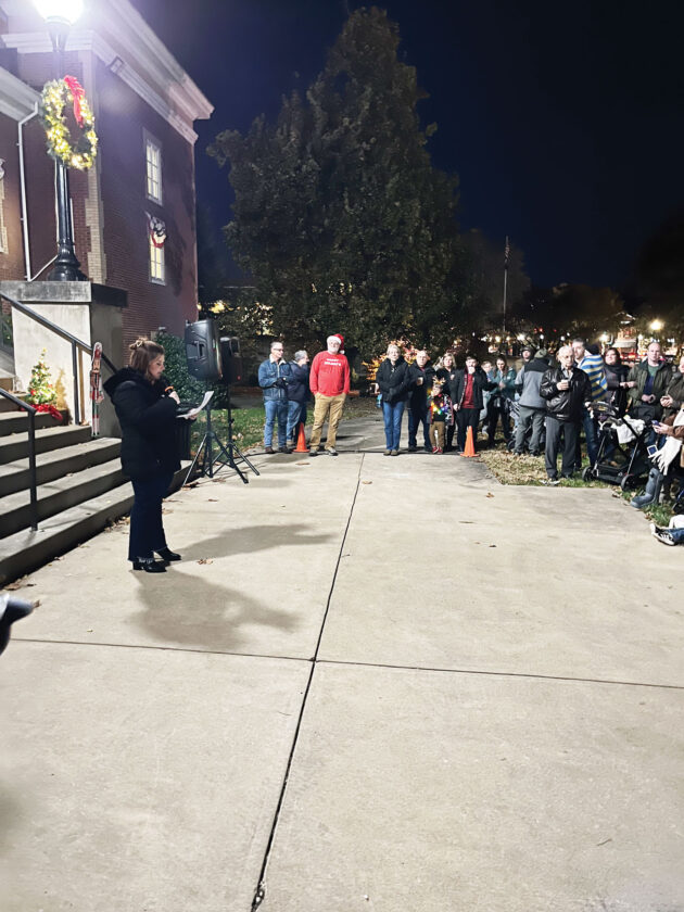 Marietta gets into holiday spirit with Christmas tree lighting | News ...